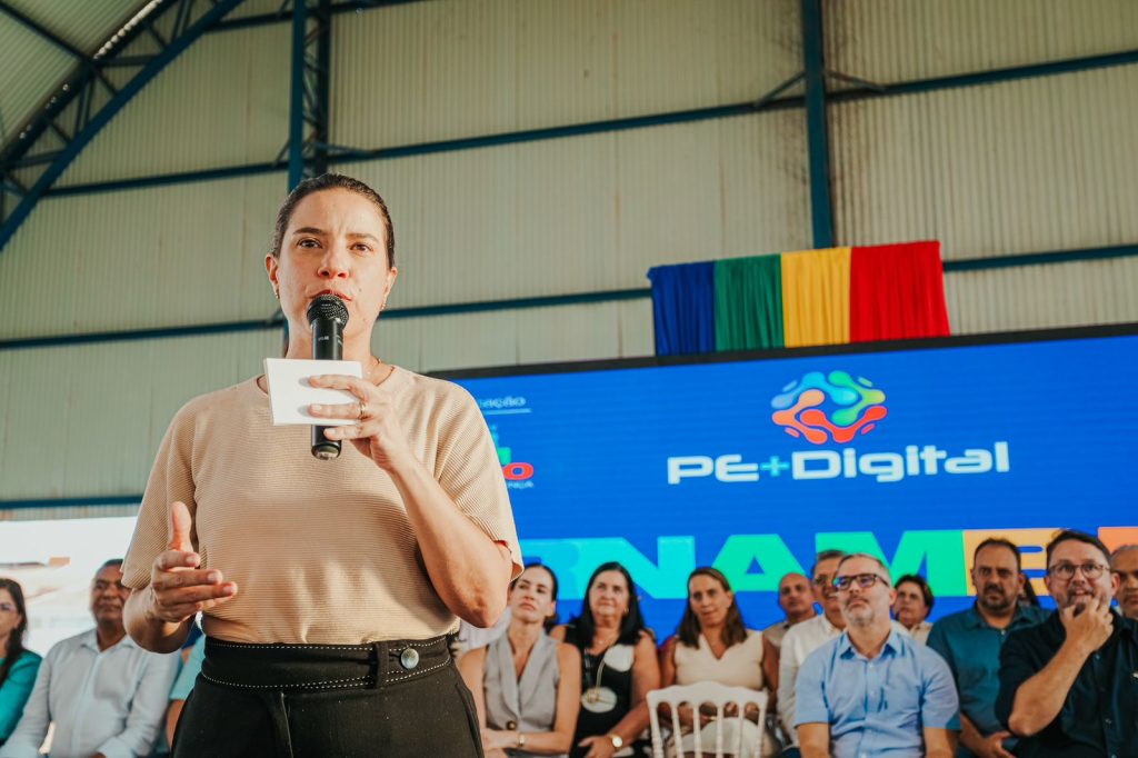 PE+DIGITAL: RAQUEL LYRA ENTREGA NOTEBOOKS A SERVIDORES DA REDE ESTADUAL ...