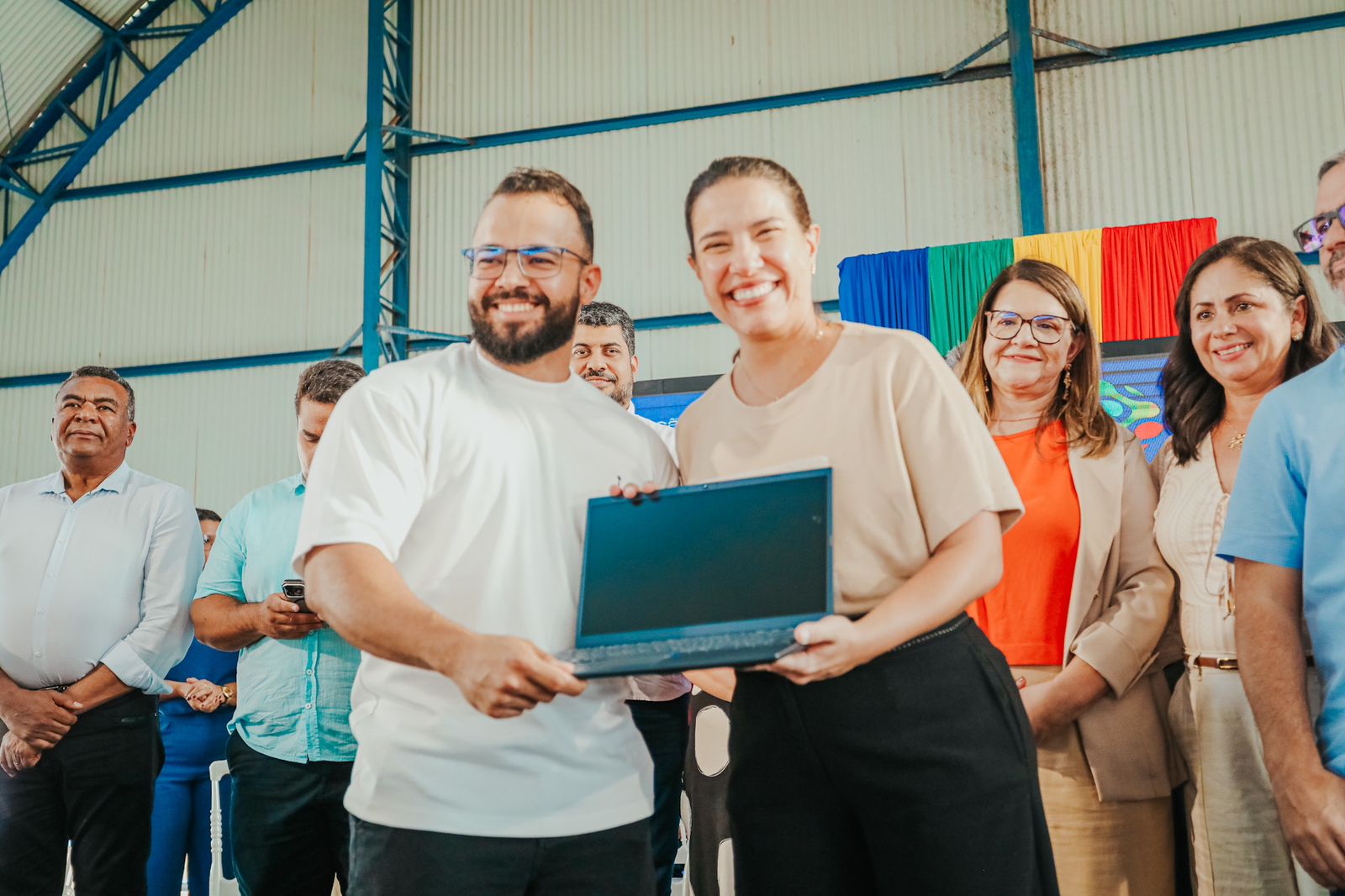 PE+DIGITAL: RAQUEL LYRA ENTREGA NOTEBOOKS A SERVIDORES DA REDE ESTADUAL ...